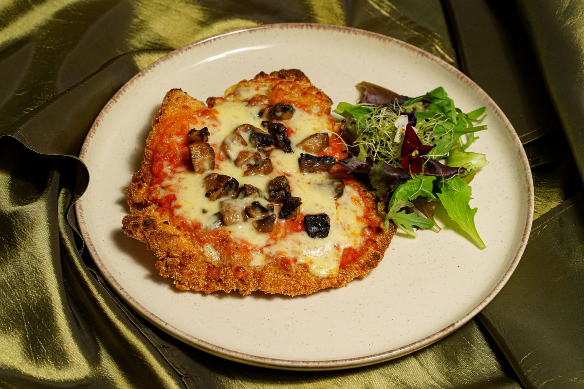 Șnițel de pui gratinat cu ciuperci & mozzarella – Conciato – Restaurant ...