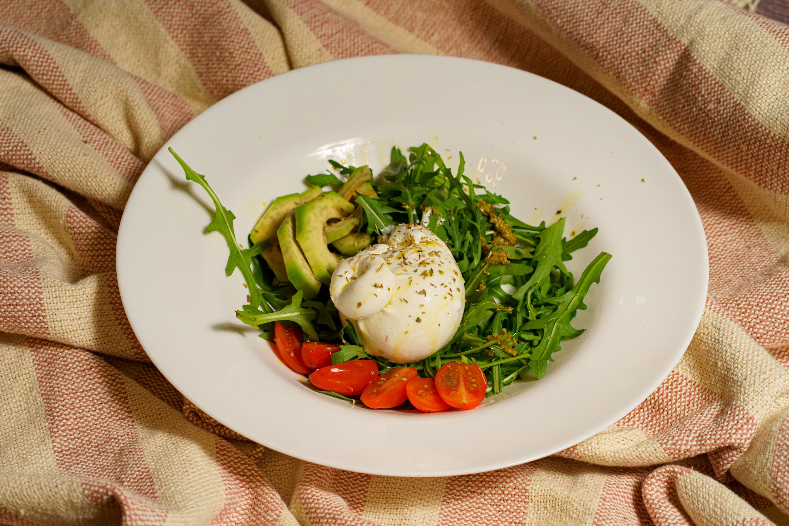 Salata de rucola cu Burrata, avocado & pesto – Conciato – Restaurant ...