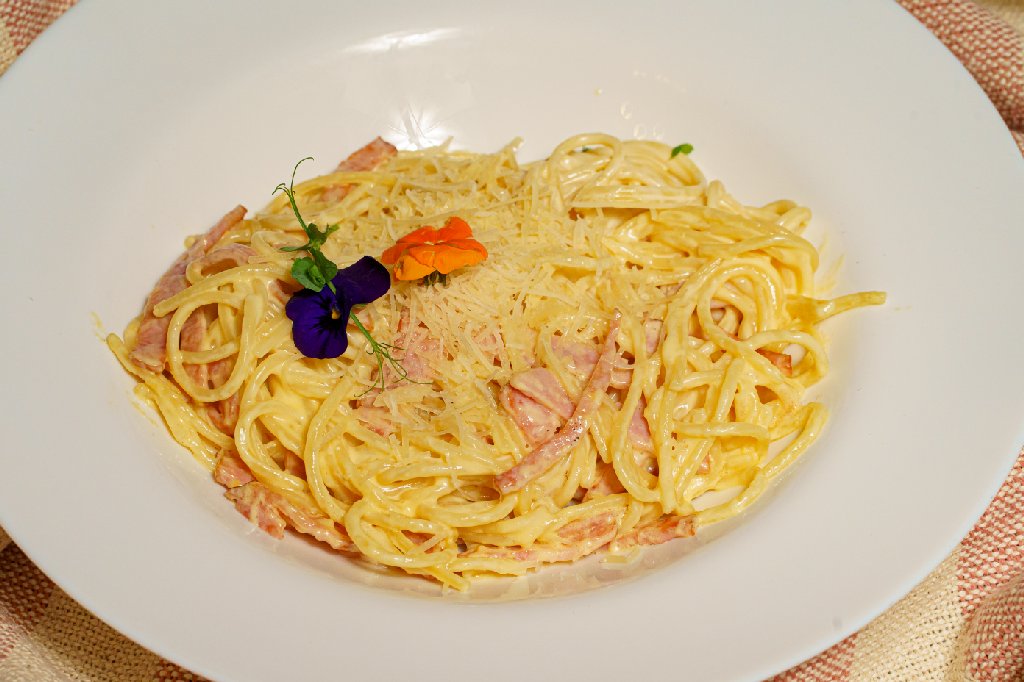 Spaghetti Carbonara – Conciato – Restaurant Teatru Livrari Evenimente